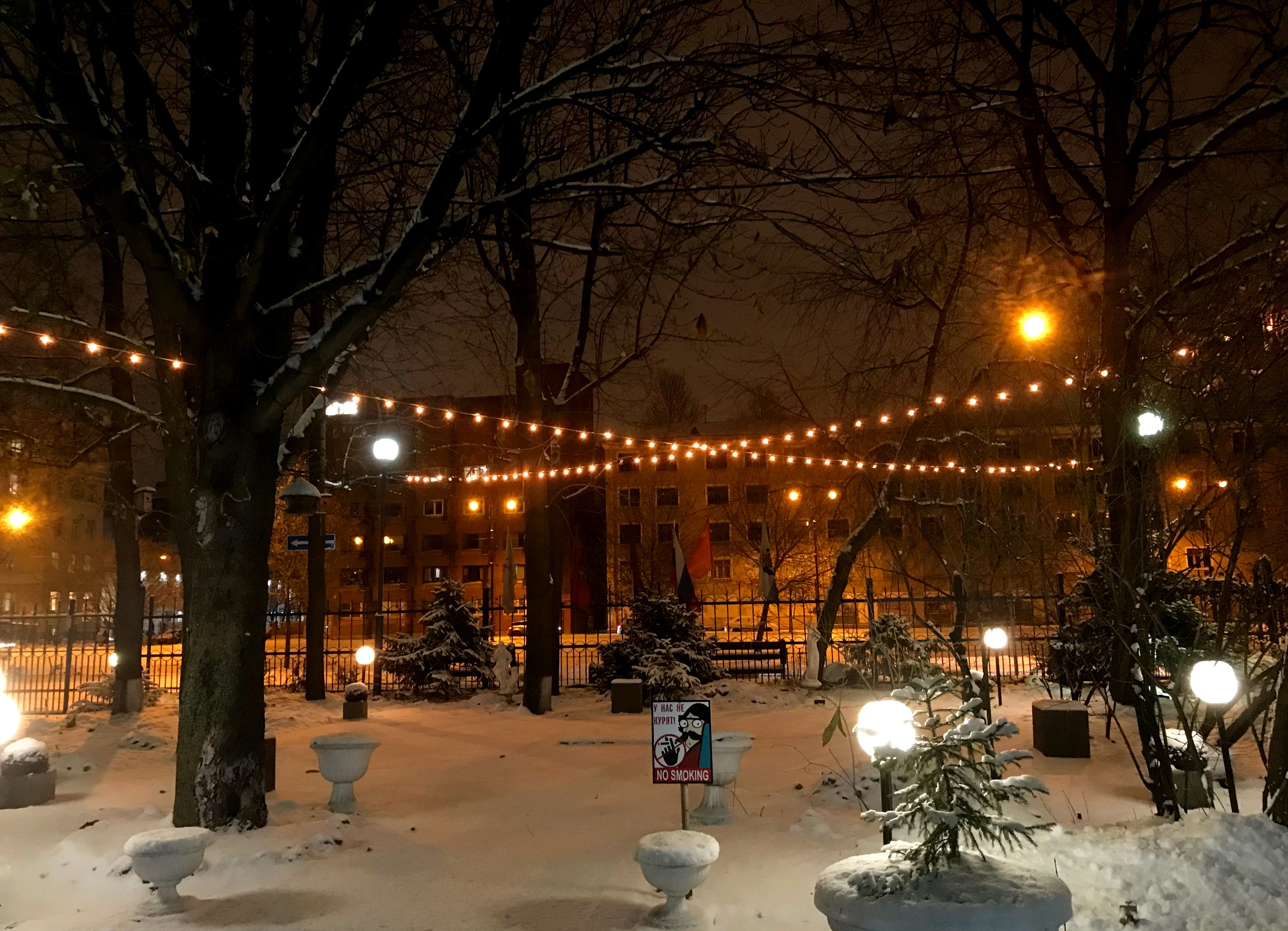 Новогоднее оформление внутреннего дворика отеля «Матисов Домик ...